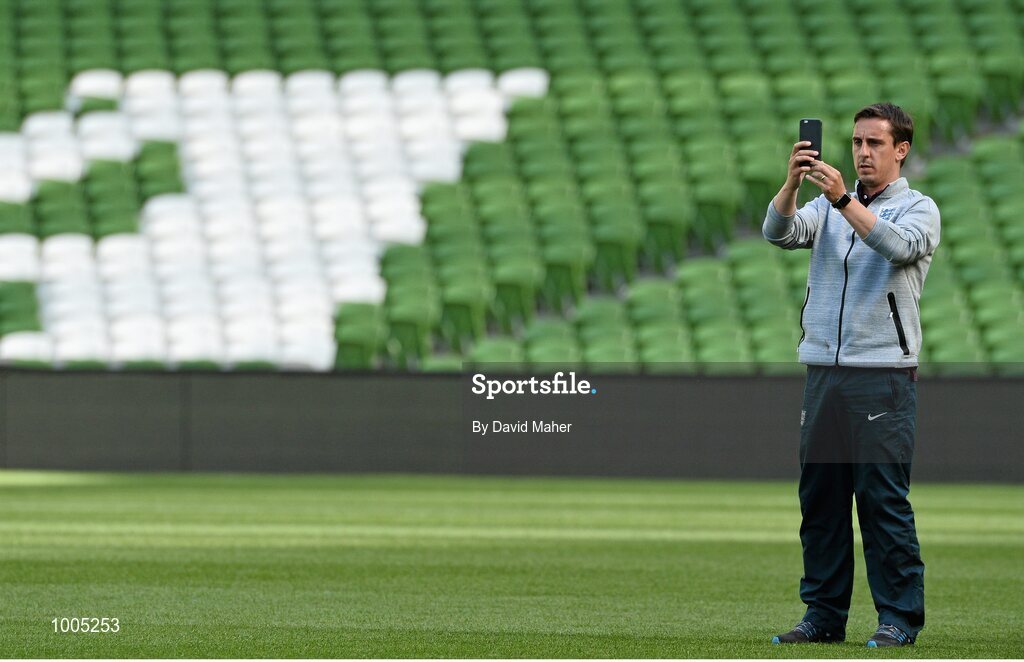 Sportsfile - England Team Walk Out - 1005253